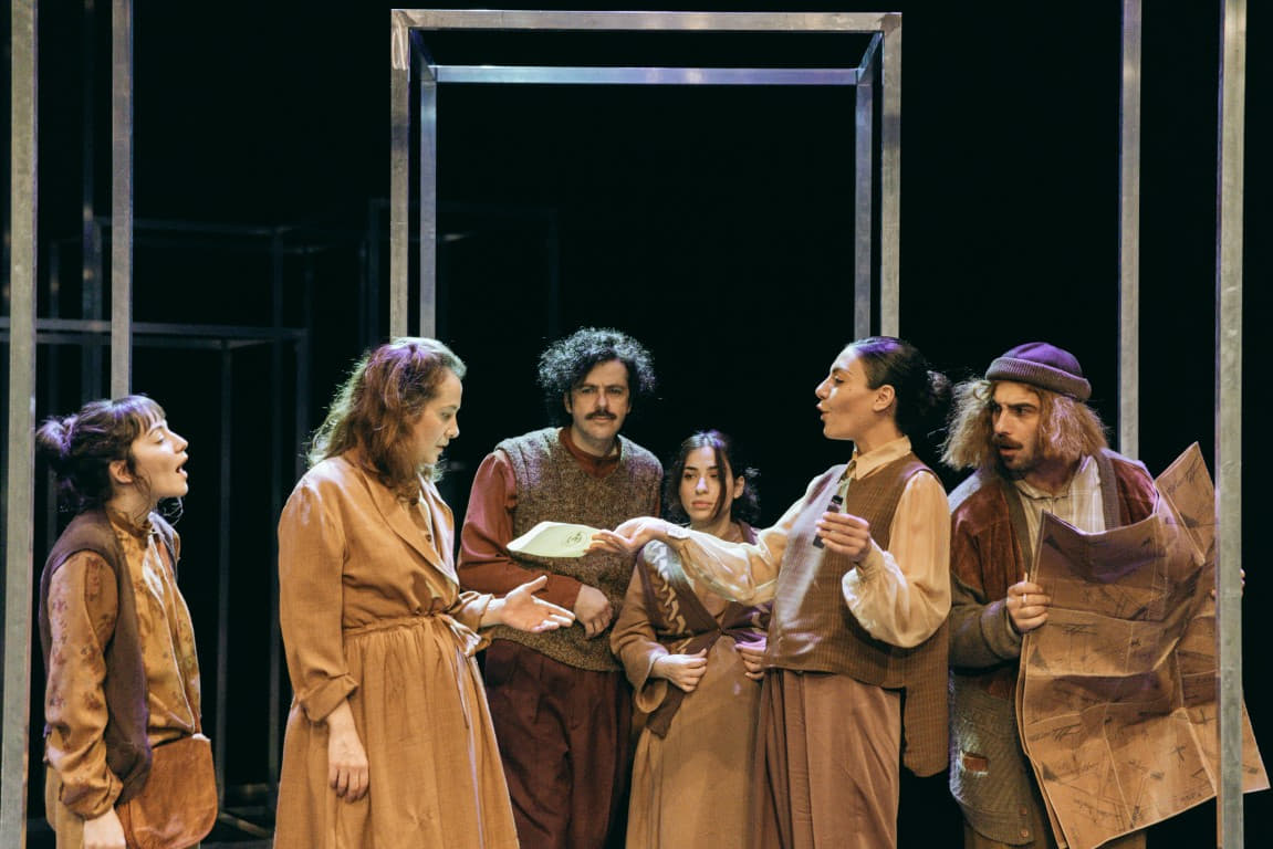 Ο ΚΑΛΟΣ ΑΝΘΡΩΠΟΣ ΤΟΥ ΣΕ ΤΣΟΥΑΝ Μπέρτολτ Μπρεχτ - Θέατρο ΘΟΚ - «Αίθουσα ...